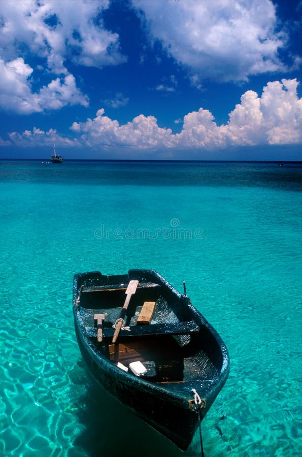 Boot im Wasser stockbild. Bild von meer, horizont, boot - 10519279