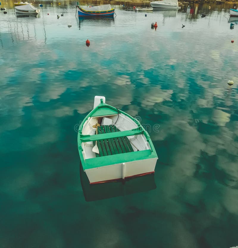 Boot in het Water stock foto. Image of groen, bezinning - 110615490