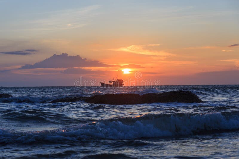 Boot im Meer stockbild. Bild von romantisch, farbe, pazifisch - 111481757