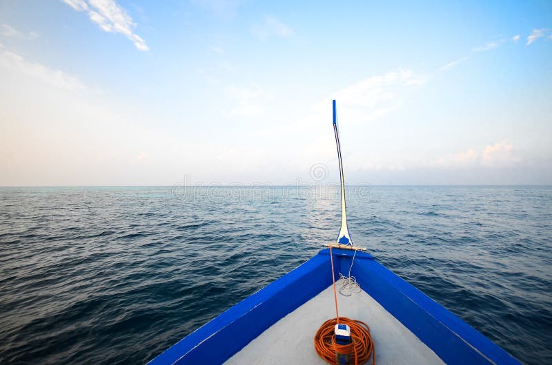 Boot im Meer stockbild. Bild von grün, schattenbild, blau - 64101691