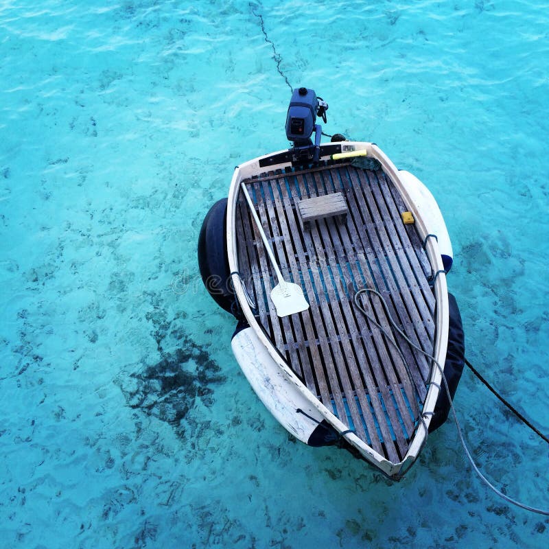 Boot im Meer stockbild. Bild von grün, schattenbild, blau - 64101691