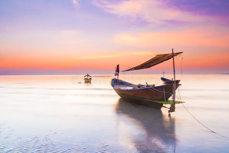 Boot Im Meer Unter Sonnenuntergang Stockfoto - Bild von szene, horizont ...