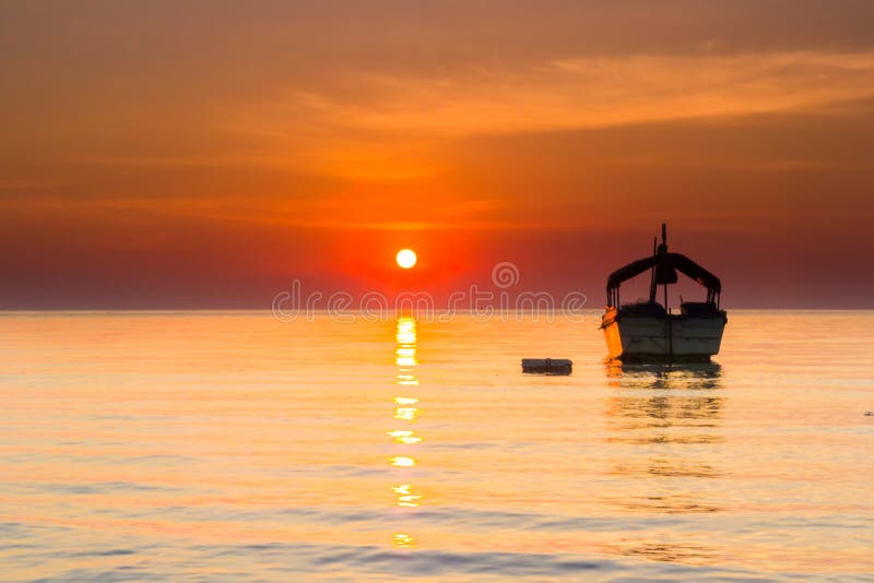 Boot Im Meer Unter Sonnenuntergang Stockbild - Bild von sonnenuntergang ...