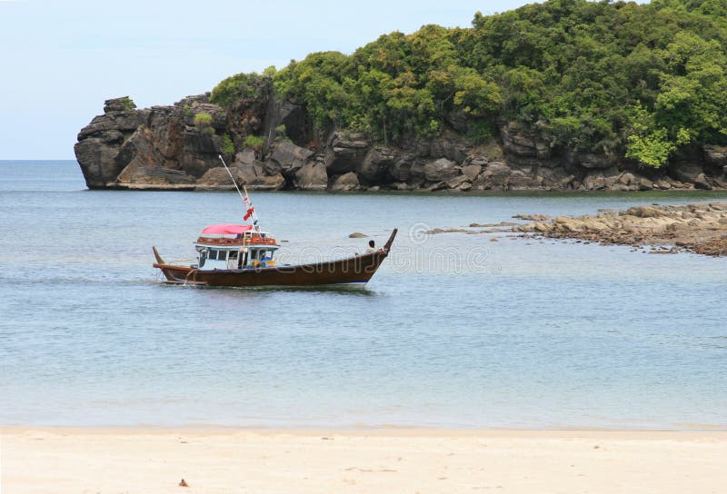Boot im Meer von tarutao stockbild. Bild von grenzstein - 32010991