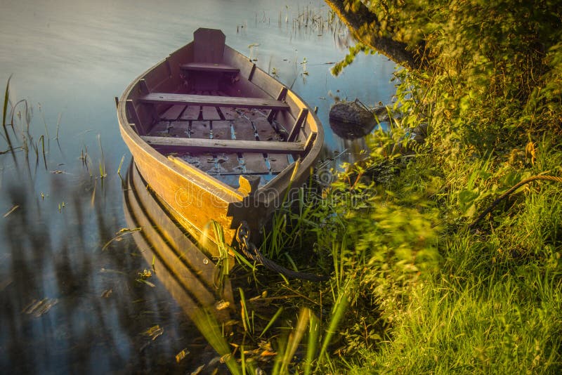Boot im See stockfoto. Bild von nave, grün, sonne, landschaft - 100523378