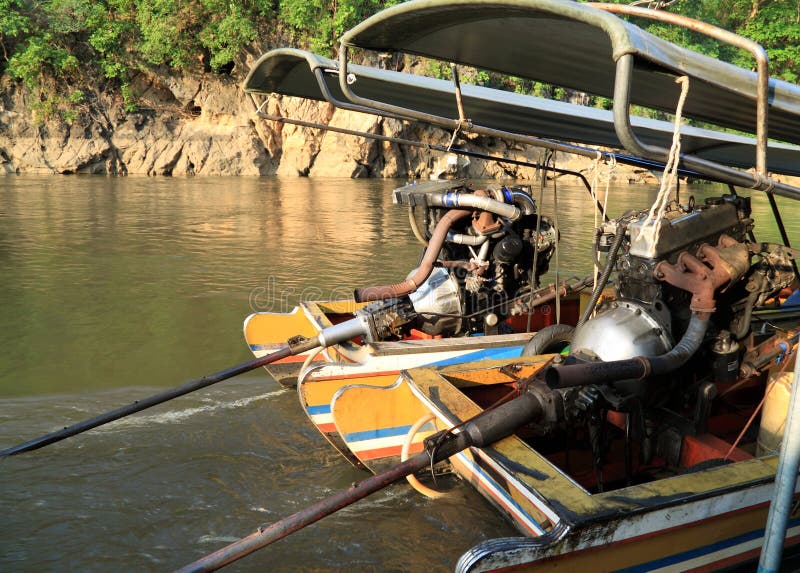 Boot met de motor stock afbeelding. Image of houten, motor - 38877929