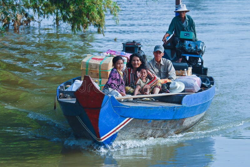 Boot met mensen redactionele foto. Image of kinderjaren - 10931726