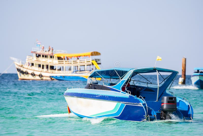 Boot noch im Meer stockbild. Bild von felsen, horizont - 31203289