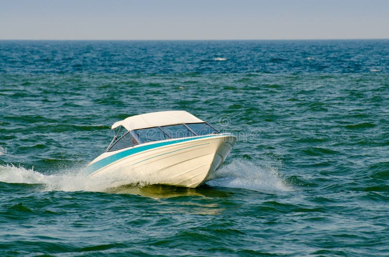 Boot op een meer stock foto. Image of boog, motorboot - 26619828