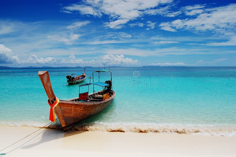 Boot op het strand stock foto. Image of zand, traditioneel - 5213376