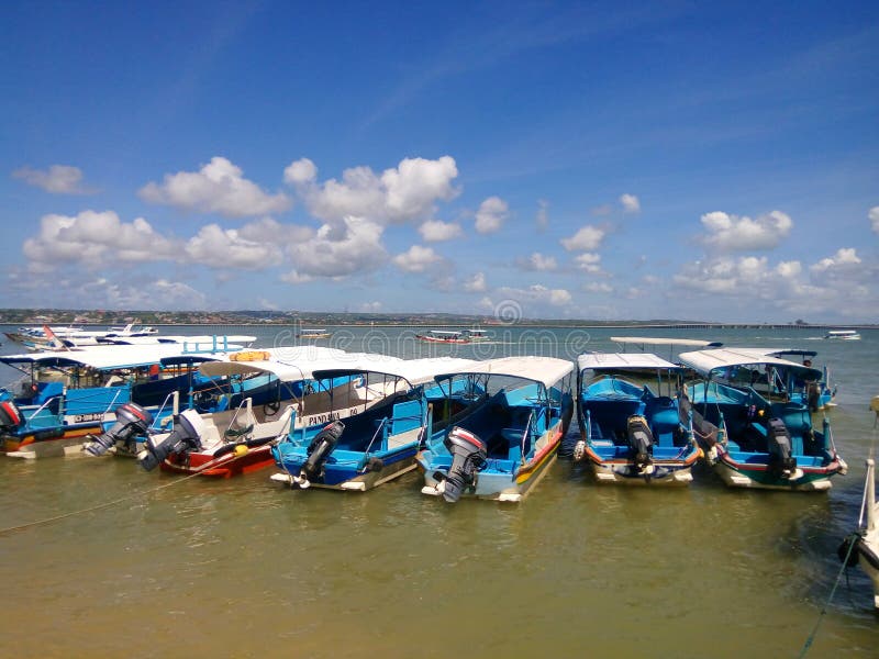 Boot Op Het Strand Bij Benoa Bali Redactionele Fotografie - Image of ...