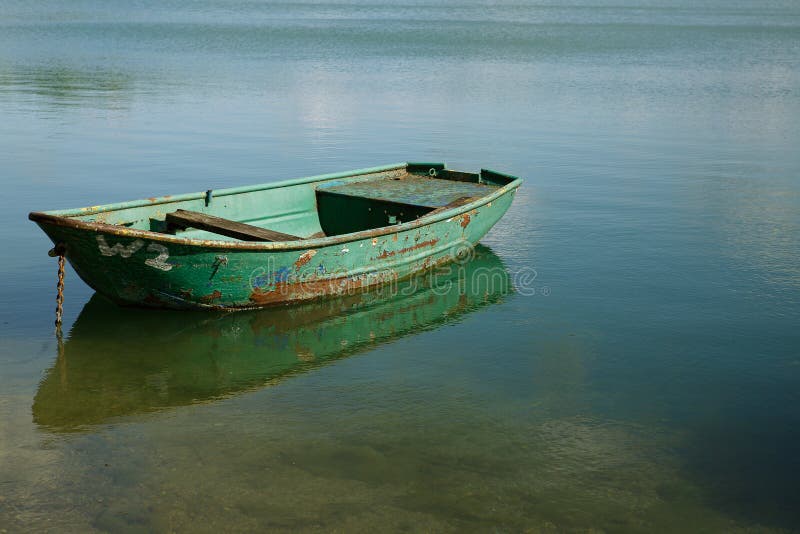 De boot van de rij op Meer stock afbeelding. Image of atmosfeer - 12032631