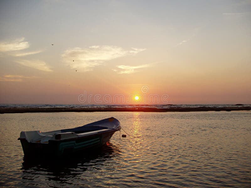 Boot Op Zee Bij Zonsondergang Stock Afbeelding - Image of stil ...