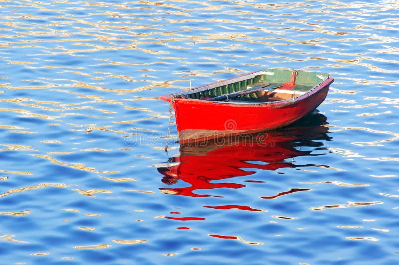 Kleurrijke Bootbezinningen Over Golvend Water Stock Foto - Image of ...