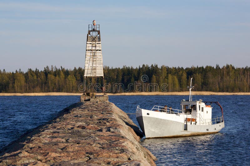 Boot op water door pier stock afbeelding. Image of baken - 5352673