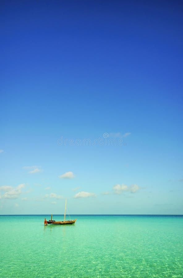 Boot op zee stock afbeelding. Image of baai, boot, klimaat - 12614079