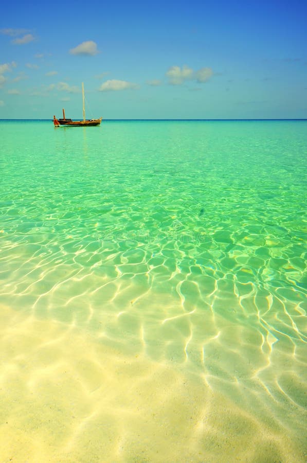 Boot op zee stock afbeelding. Image of baai, boot, klimaat - 12614079