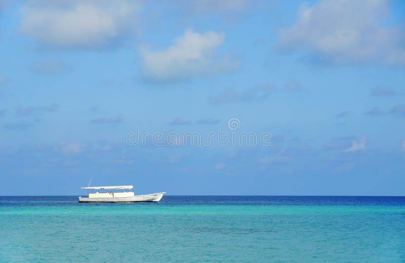 Boot op zee stock foto. Image of vakantie, koesteren - 12663564