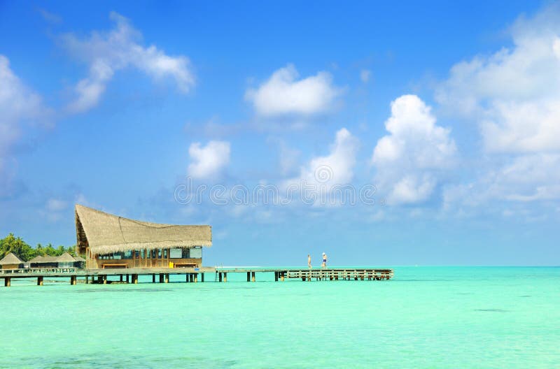 Boot op zee stock foto. Image of cruises, landschap, strand - 12663954