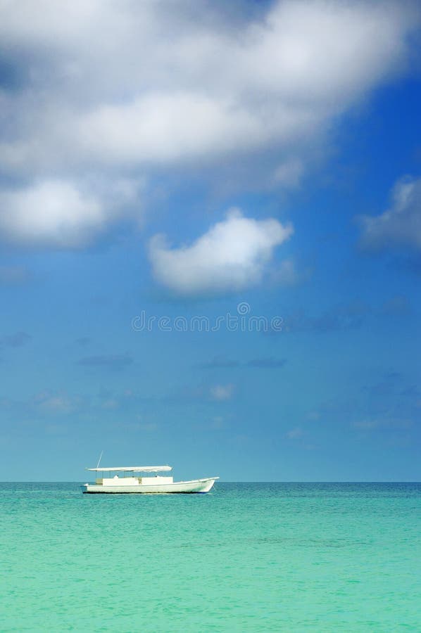 Boot op zee stock foto. Image of strand, eiland, heet - 12664262