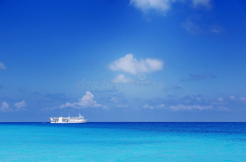 Boot op zee stock afbeelding. Image of daglicht, landschap - 12730537