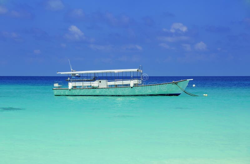 Boot op zee stock afbeelding. Image of baai, lagune, fantasie - 12729517