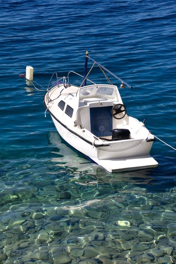 Boot op zee stock foto. Image of tafereel, ontruim, landschap - 16439618