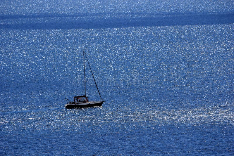 Boot Op Zee Een Eenzame Zeilboot in Het Blauwe Overzees Stock Foto ...