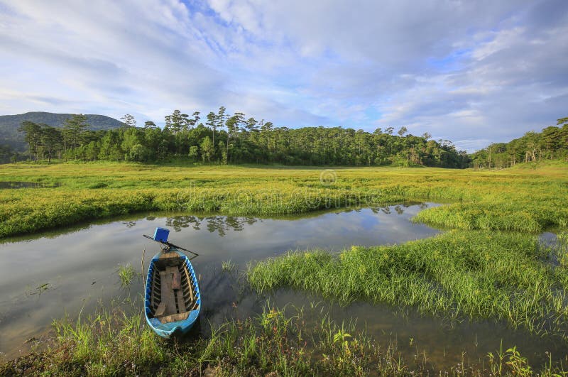 Boot in Tuyen Lam Lake stock foto. Image of waaier, boot - 77583152