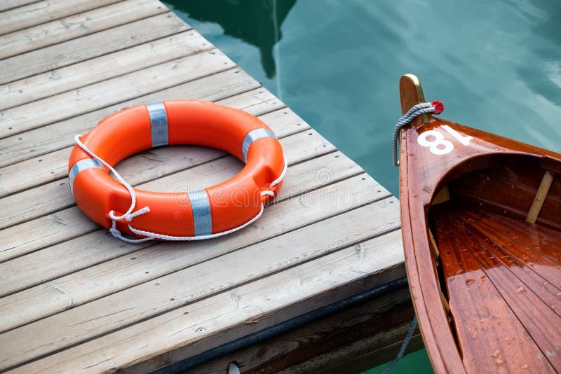 Boot Und Rettungsring Auf Dem See Stockfoto - Bild von braun ...