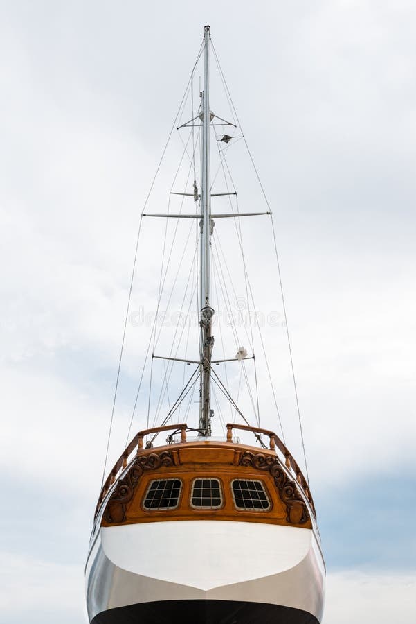 Luxe Houten Zeilboot Uit Het Water Stock Afbeelding - Image of roer ...