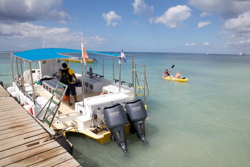 Boot voor recreatieve duik redactionele stock afbeelding. Image of ...