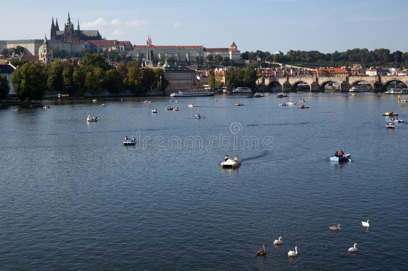 Boote Auf Dem Fluss Die Moldau Redaktionelles Stockfoto - Bild von ...
