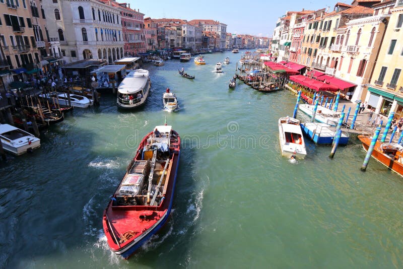 Boote Auf Grand Canal in Venedig, Italien Redaktionelles Foto - Bild ...