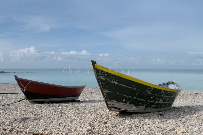 Boote auf Strand stockfoto. Bild von horizont, farbe, docks - 7036786