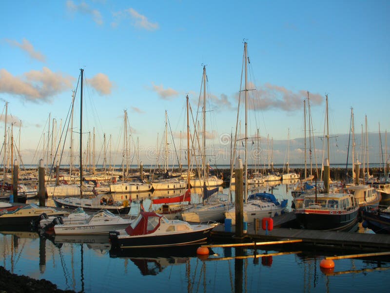 Boote im Hafen redaktionelles stockfotografie. Bild von wolken - 130807797