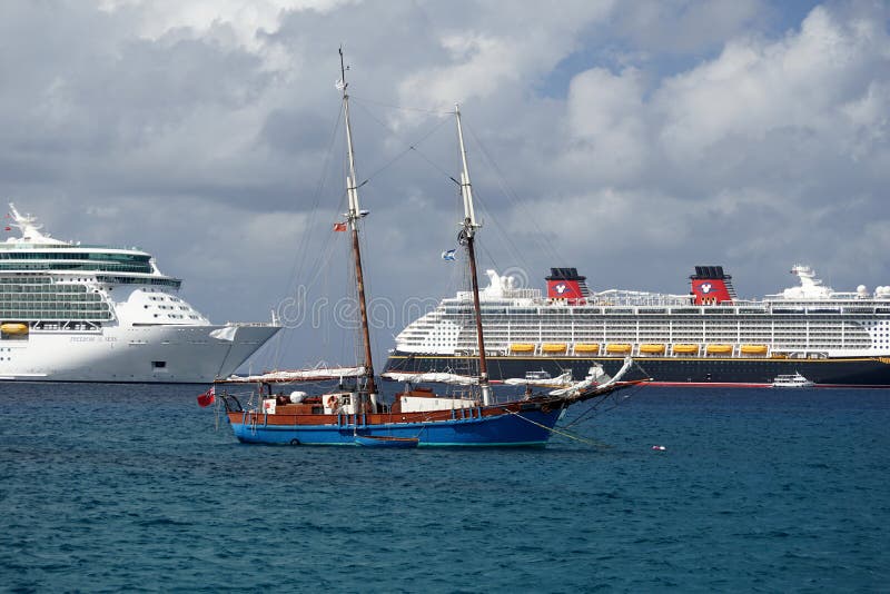Boote Im Hafen Auf Grand Cayman Redaktionelles Stockfoto - Bild von ...