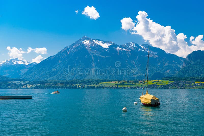 Boote Und Berge Auf Dem See Thun Thunersee Bern Schweizerland Stockbild ...