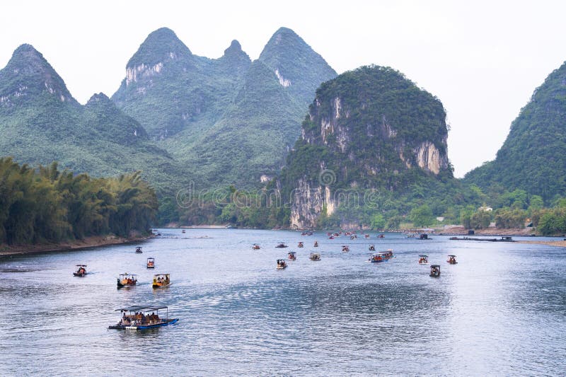 Tourist Durch Den Li-Fluss in Yangshuo, China Stockbild - Bild von ...