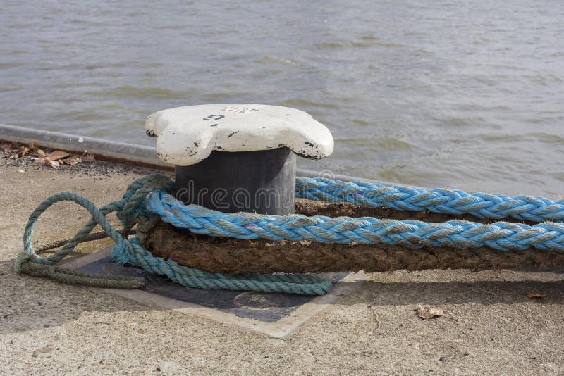 Poller Mit Seilen Auf Dem Schiff Nahaufnahme Stockfoto - Bild von ...