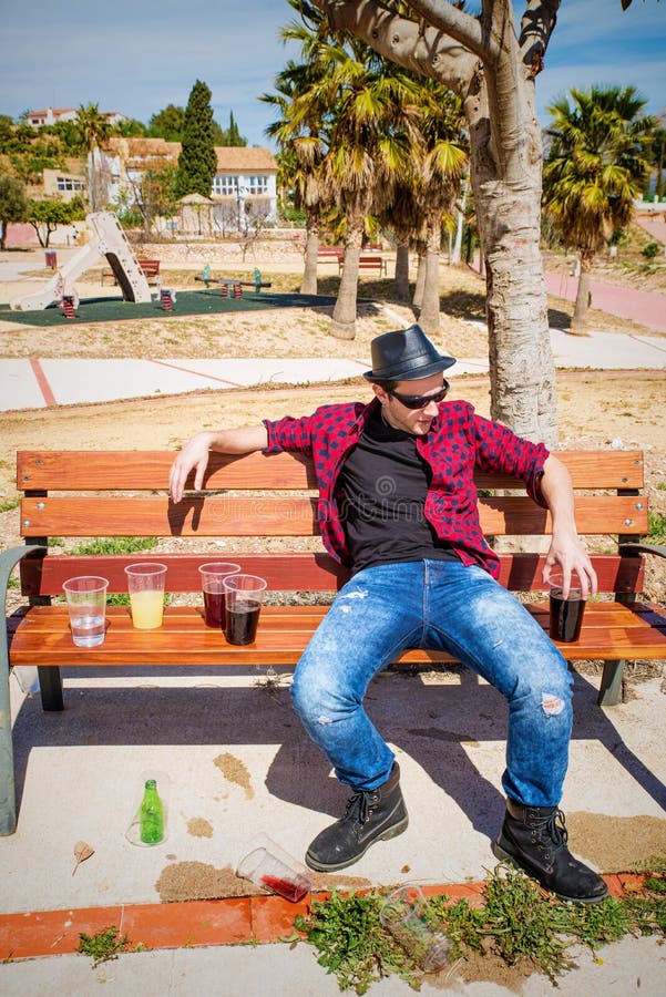 Boozing stock foto. Image of verticaal, eenzaam, zitting - 70805830