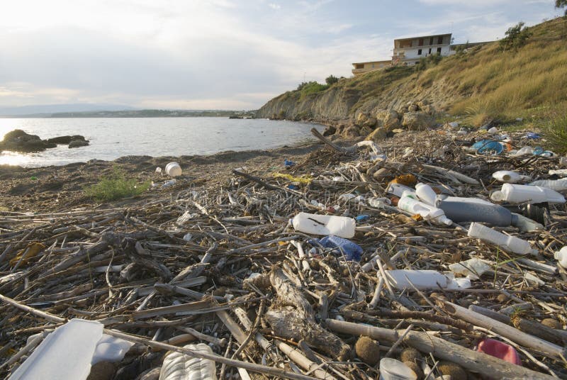 Bord De La Mer De Pollution Photo éditorial - Image du italie, bateau ...