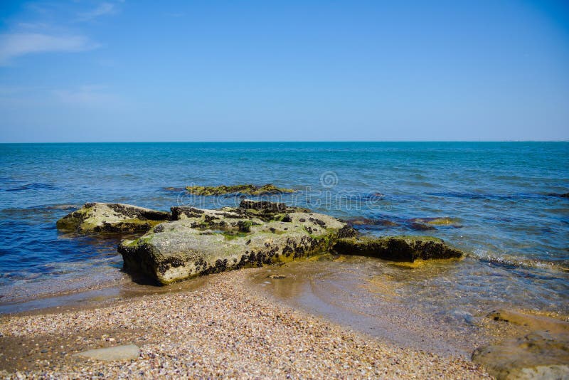 Bord De La Mer, Roches, L'eau Bleue, Mer Caspienne Photo stock - Image ...