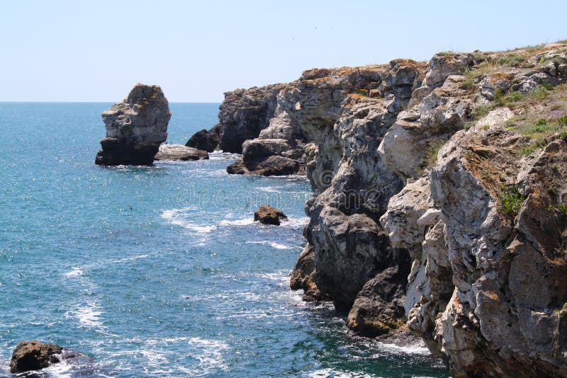 Bord de mer rocheux photo stock. Image du rocheux, bord - 29326856