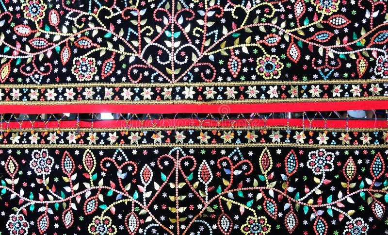 El Linangkit Patern: Bordado Del Dusun Lotud Pedazos De Cl Foto de ...