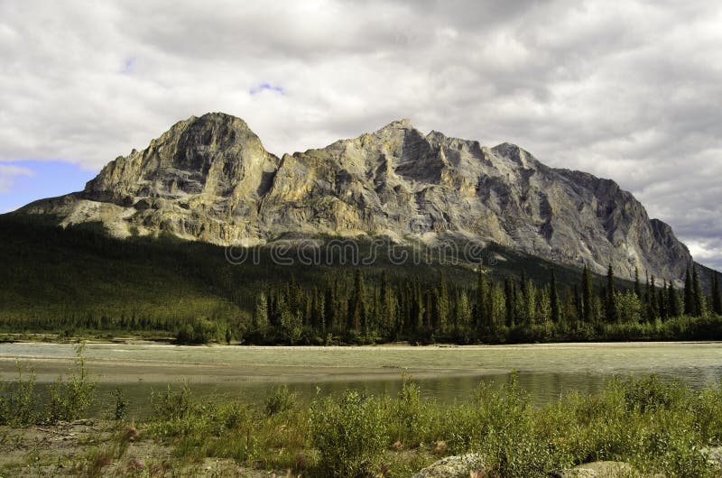 Chemin Rocailleux De Montagne Photo stock - Image du rouge, horizontal ...