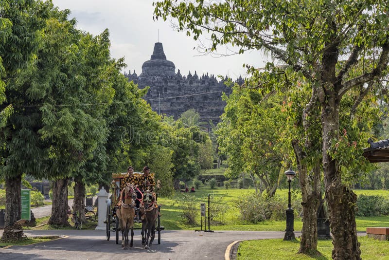 Girl at Borobudur editorial photography. Image of asia - 101975027
