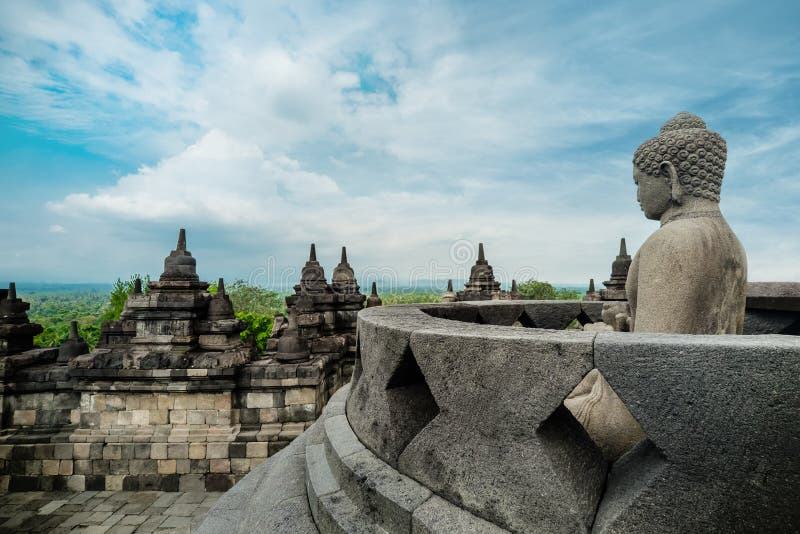 Borobudur Tempel Med Att Meditera Buddhastatyn Java Indonesien ...