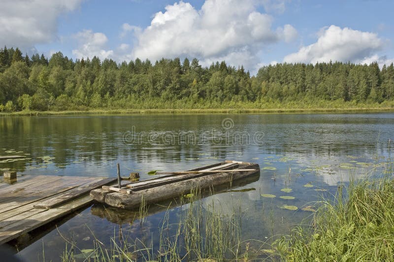 Bos Meer Met Oude Houten Boot Stock Afbeelding - Image of meer, trap ...