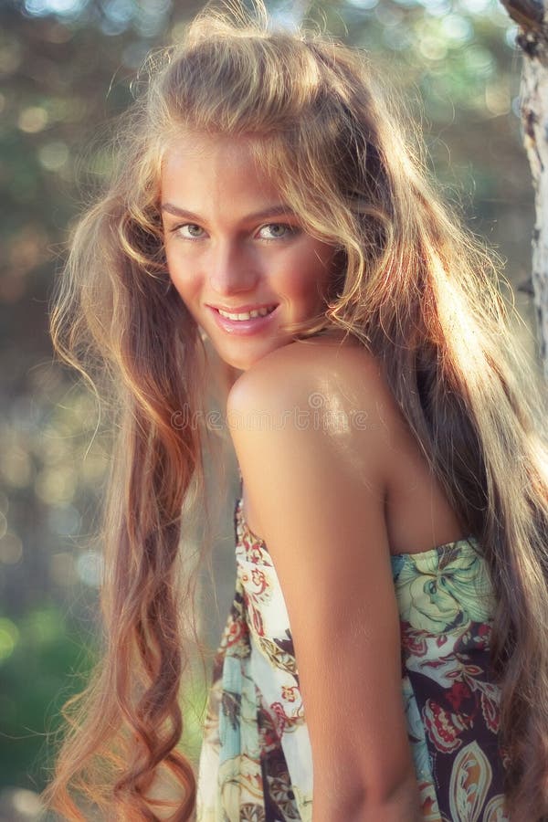 Bos nimf stock foto. Image of flirt, handen, lang, haar - 4433714